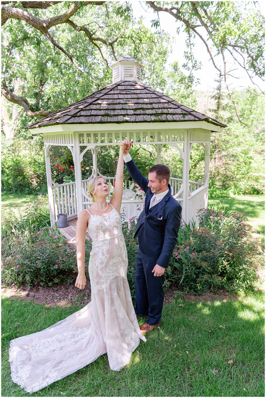 Stunning Red Wing Wedding - ericajohannaphotography.com